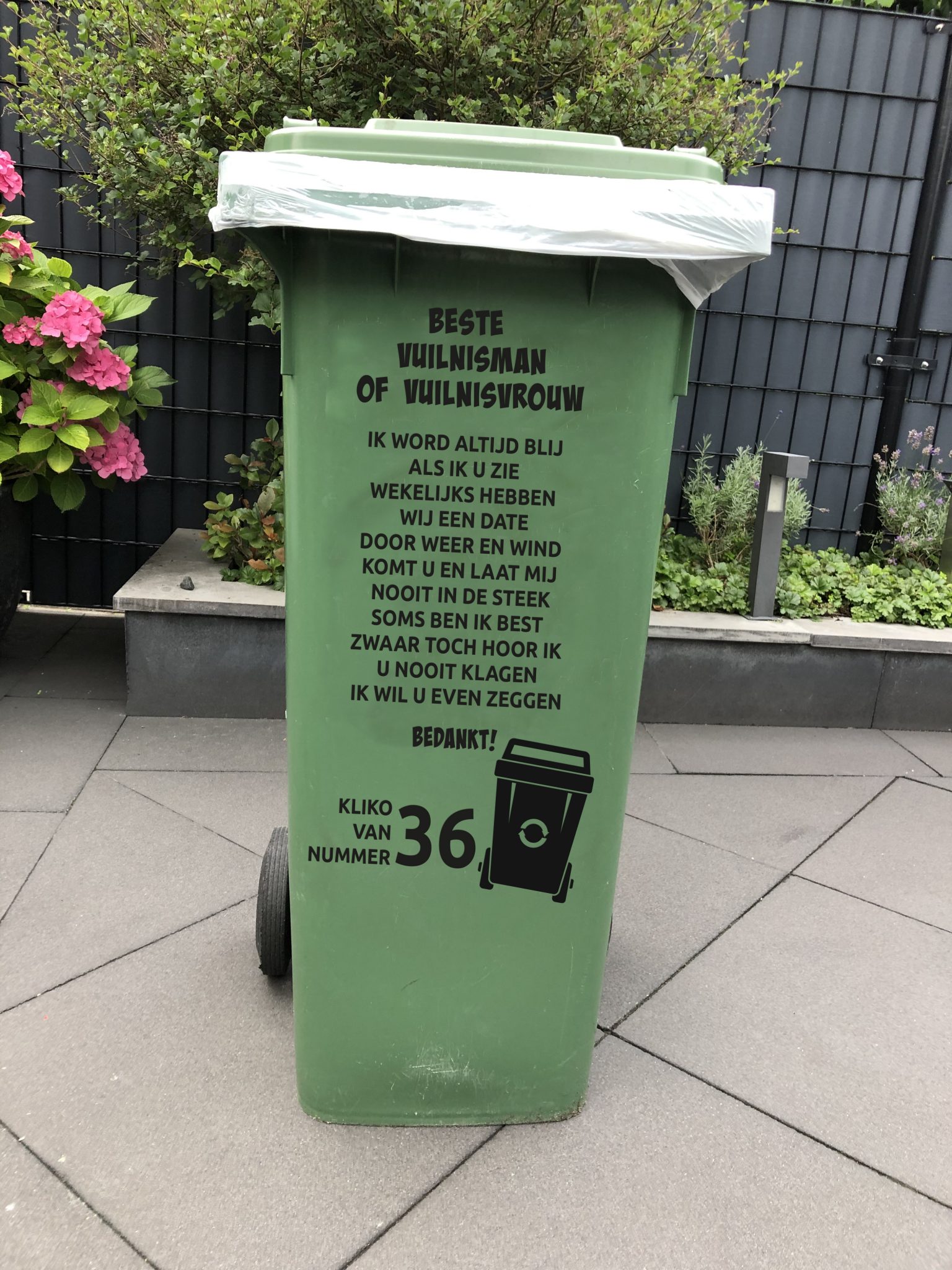 Container-Kliko sticker Vuilnisman-vrouw | Plak het